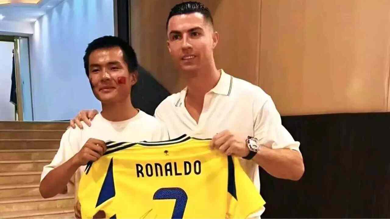 Chinese Football Superfan Cycles 13,000 km to Meet Cristiano Ronaldo